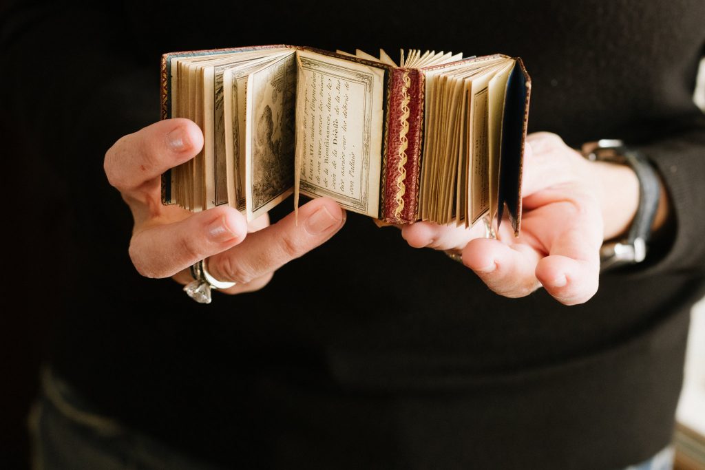 The big world of miniature books - CRAZY SPEED TECH